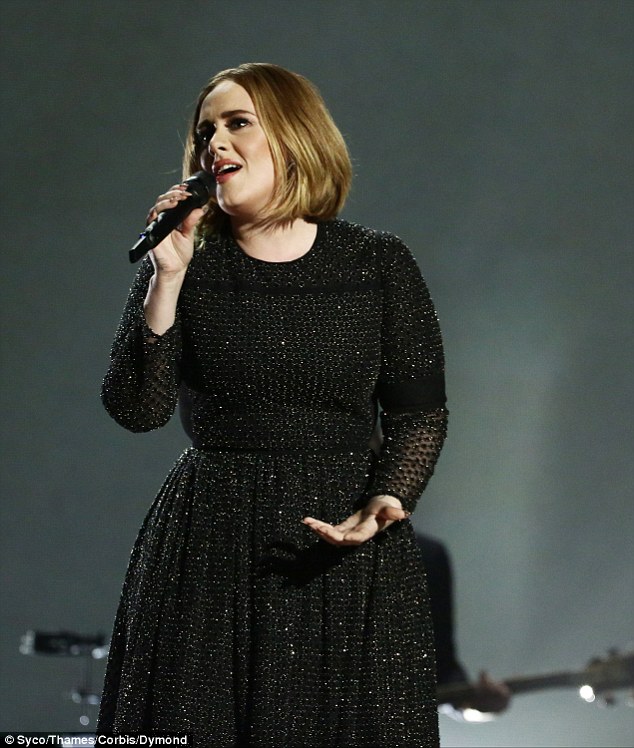 Adele khoe tóc mới, căng thẳng biểu diễn tại chung kết X Factor UK