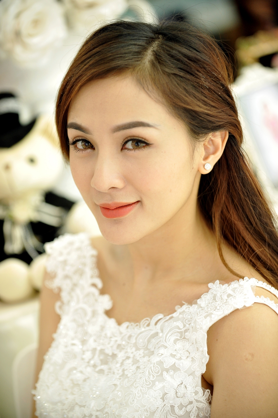 Kelly làm cô dâu xinh đẹp cho chú rể Harry Lu