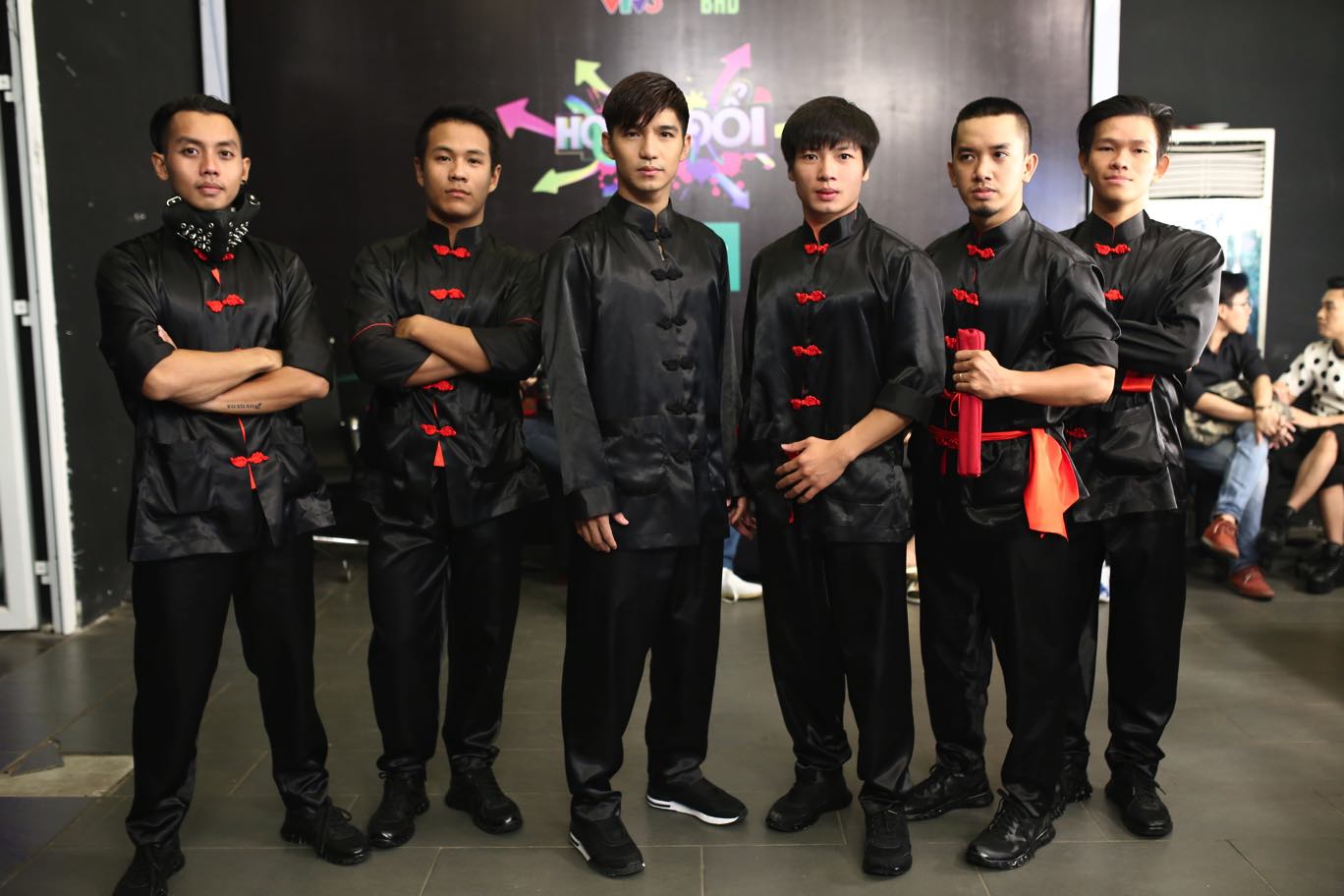 MLee sửa áo cho Cường Seven, ôm thắm thiết Trang Pháp trong hậu trường