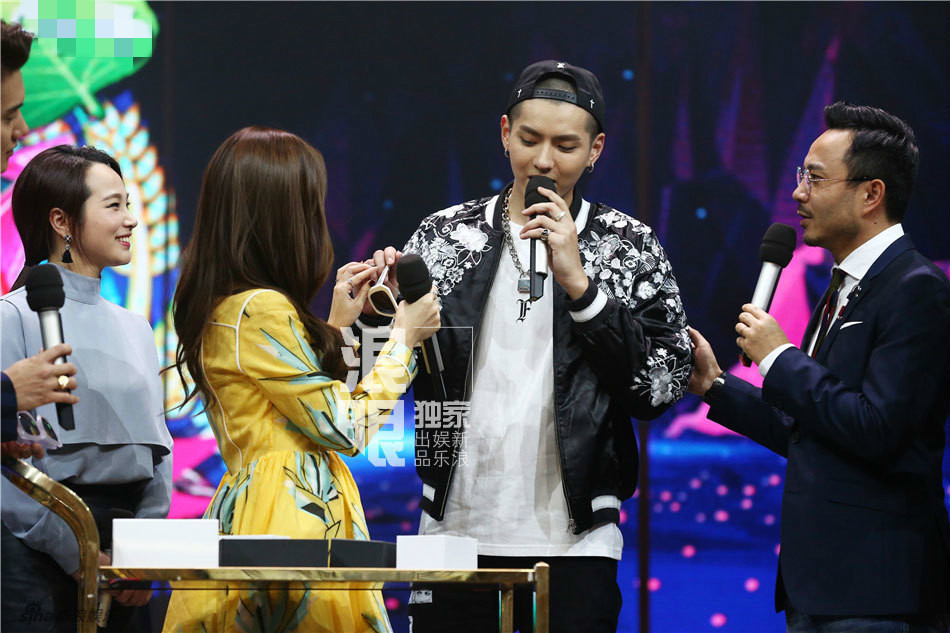 "Cựu gà SM" Jessica, Ngô Diệc Phàm tích cực ủng hộ nhau trong ngày tái hợp