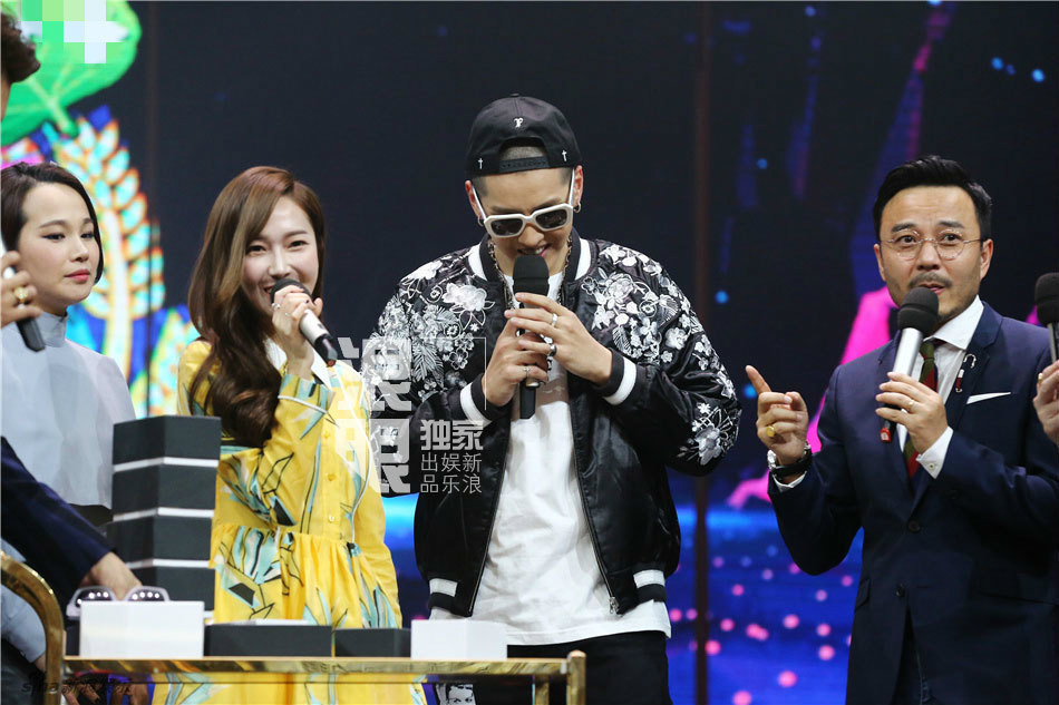 "Cựu gà SM" Jessica, Ngô Diệc Phàm tích cực ủng hộ nhau trong ngày tái hợp