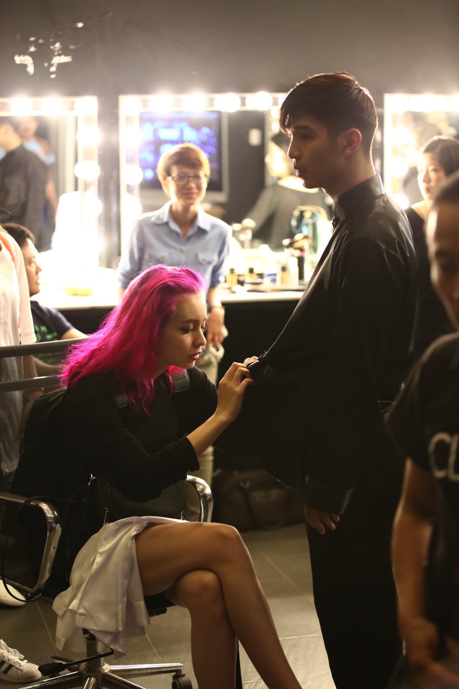 MLee sửa áo cho Cường Seven, ôm thắm thiết Trang Pháp trong hậu trường