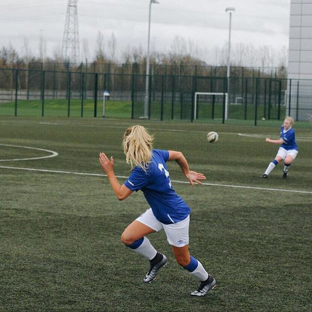 Ngất ngây với dung nhan kiều diễm của nữ cầu thủ Laura Merrin