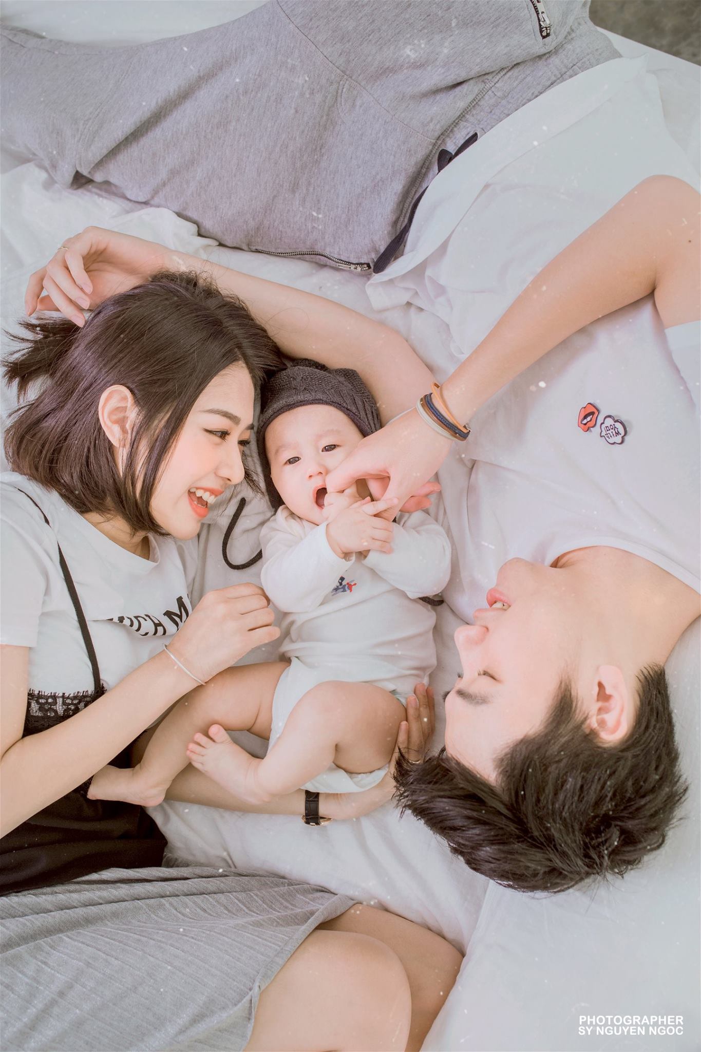 Ảnh gia đình siêu đáng yêu của cặp đôi "ai cũng thích" Trang Lou - Tùng Sơn