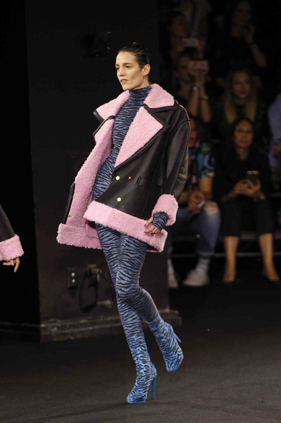 Show H&M x Kenzo tại New York: Suboi diện thiết kế mới nhất, ngồi hàng ...