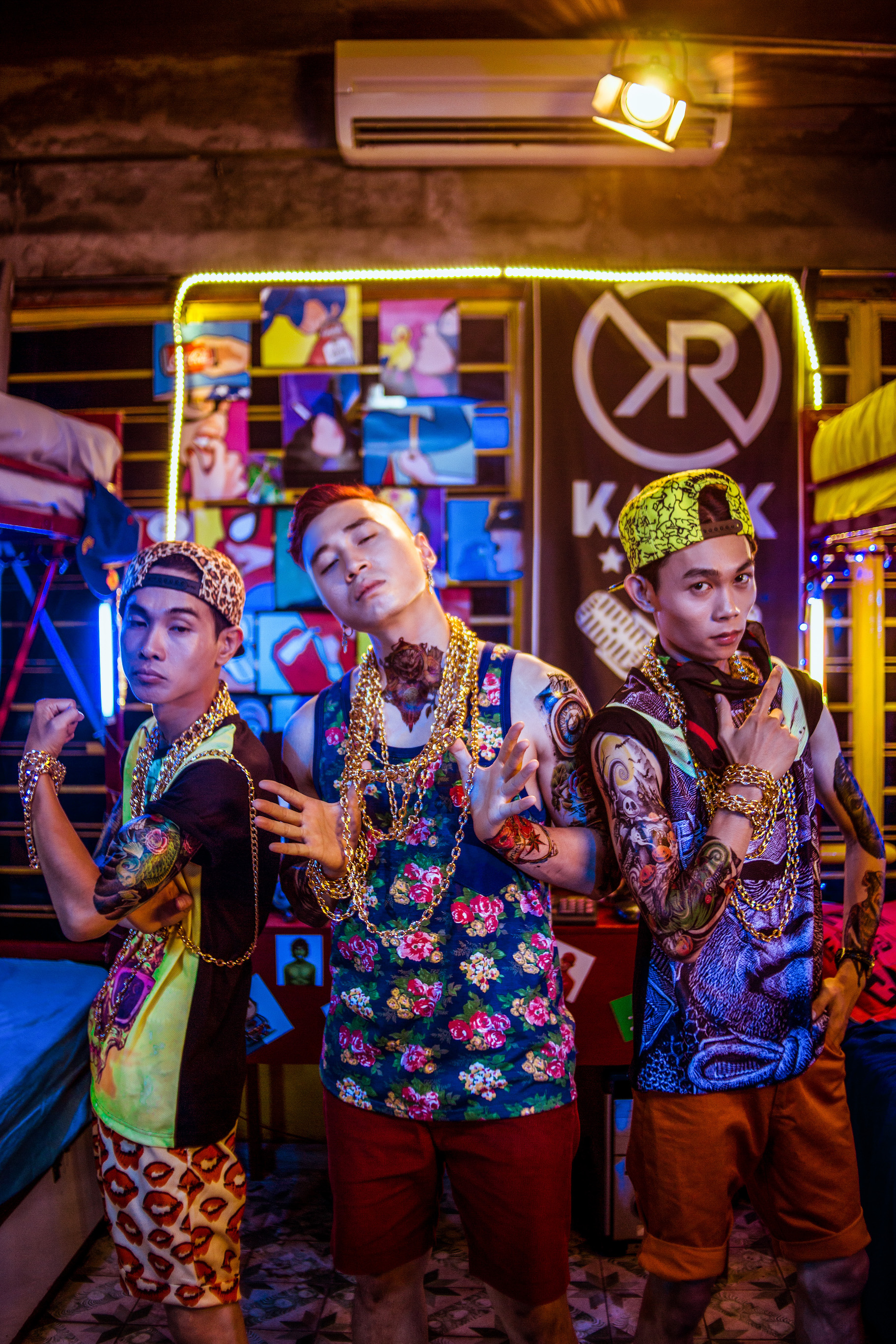 Rapper Karik siêu hài hước trong MV dành cho sinh viên