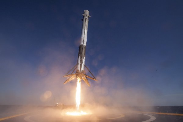 Tên lửa Falcon 9 bất ngờ phát nổ tại Mỹ