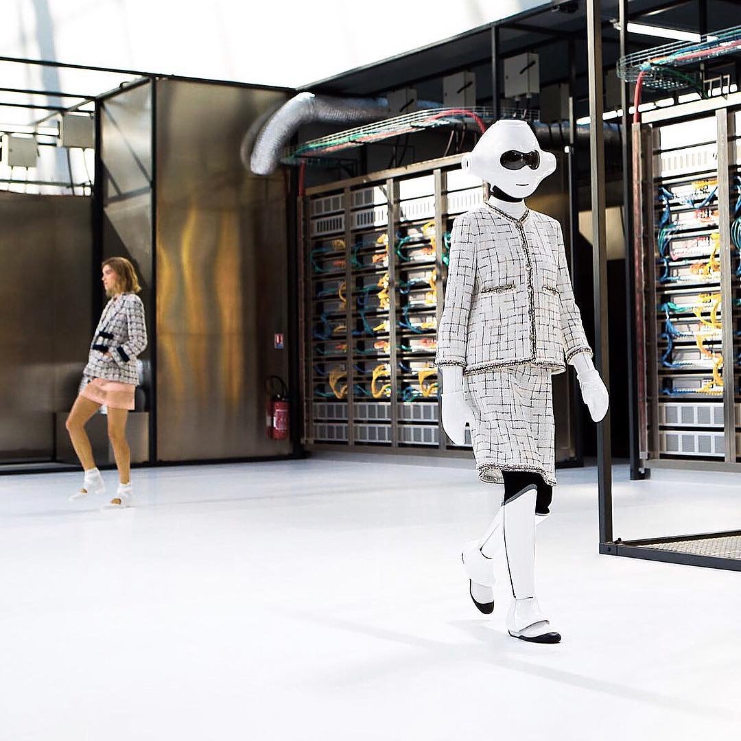 Chanel biến runway thành trung tâm lưu trữ dữ liệu với người mẫu ăn mặc ...