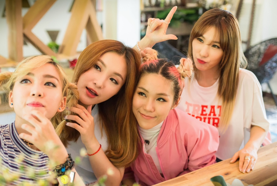 Lip B gây sốt với “vũ đạo dưỡng sinh” trong MV