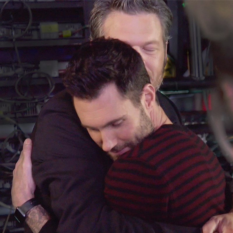 Blake hôn "ngấu nghiến" Adam, Miley Cyrus sẽ rời "The Voice Mỹ" mùa tới