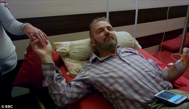 Phóng sự về người đàn ông tự tìm cái chết chiếu trên truyền hình gây ...