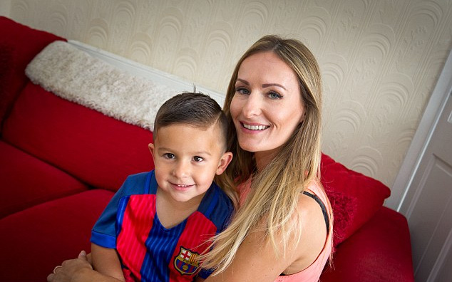 JOANNE RADCLIFFE, tin tức Mới nhất Thấy con trai 3 tuổi đá bóng xuất ...