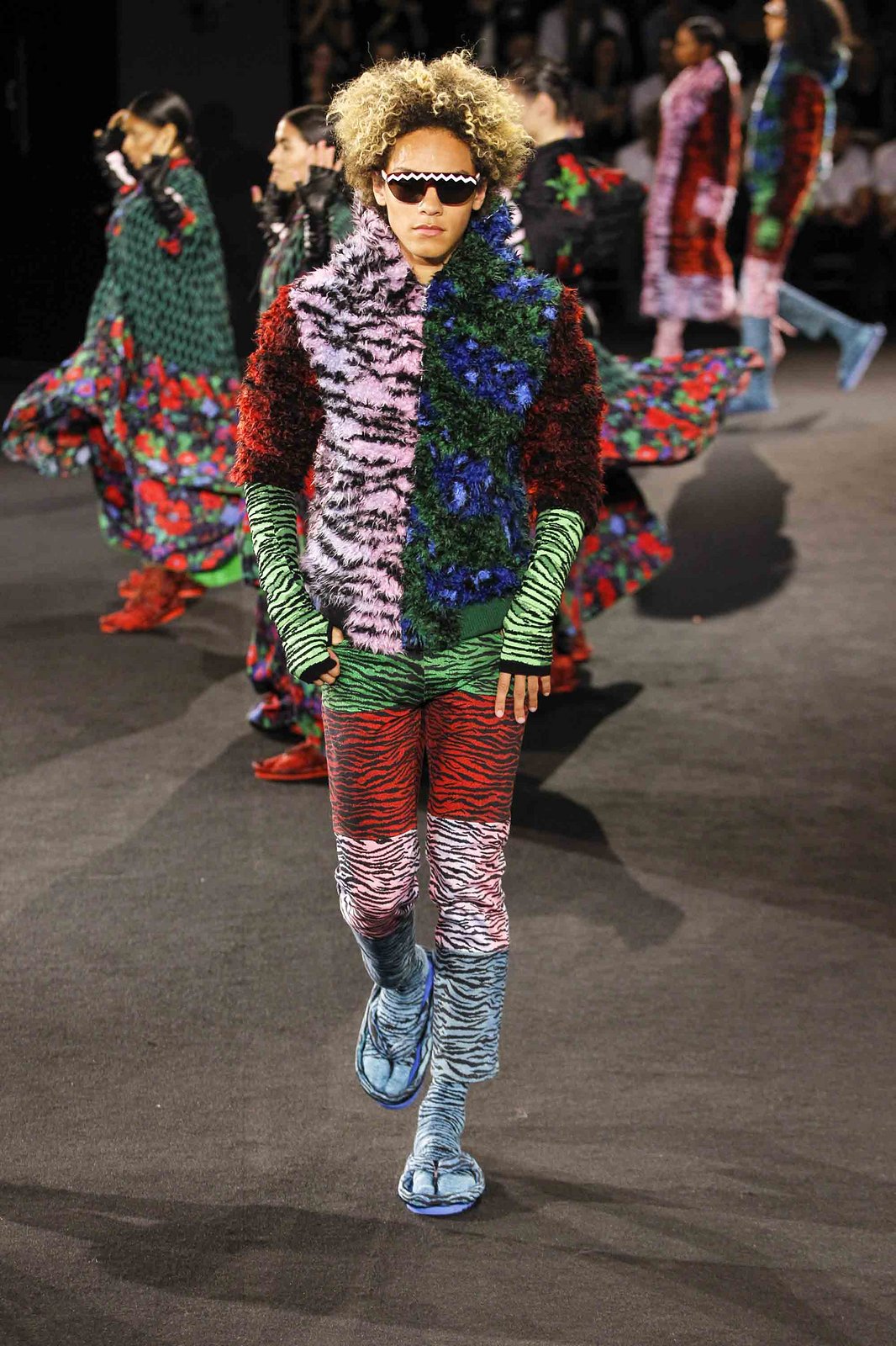 Show H&M x Kenzo tại New York: Suboi diện thiết kế mới nhất, ngồi hàng ...