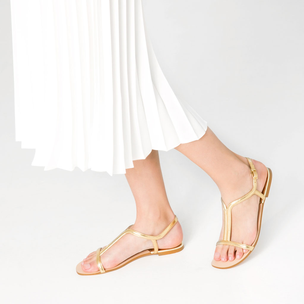 8 kiểu sandal đế bệt trendy nhất mùa hè này
