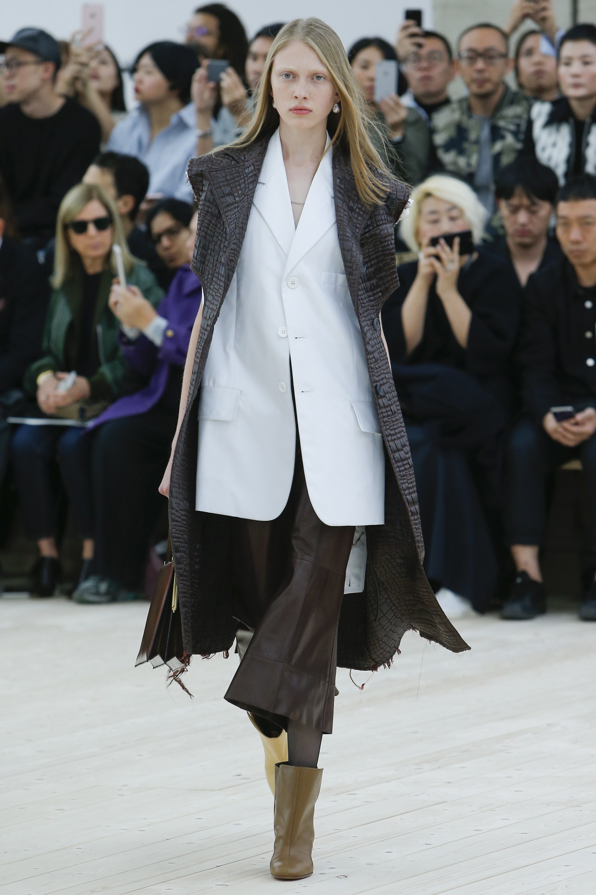 Chanel bị "out" khỏi Top các BST xuất sắc nhất tại Tuần lễ thời trang Paris