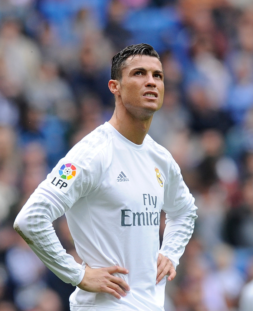 Chiếc phi cơ CR7 đã xuống hẳn mặt đất hay chỉ tạm hạ độ cao?