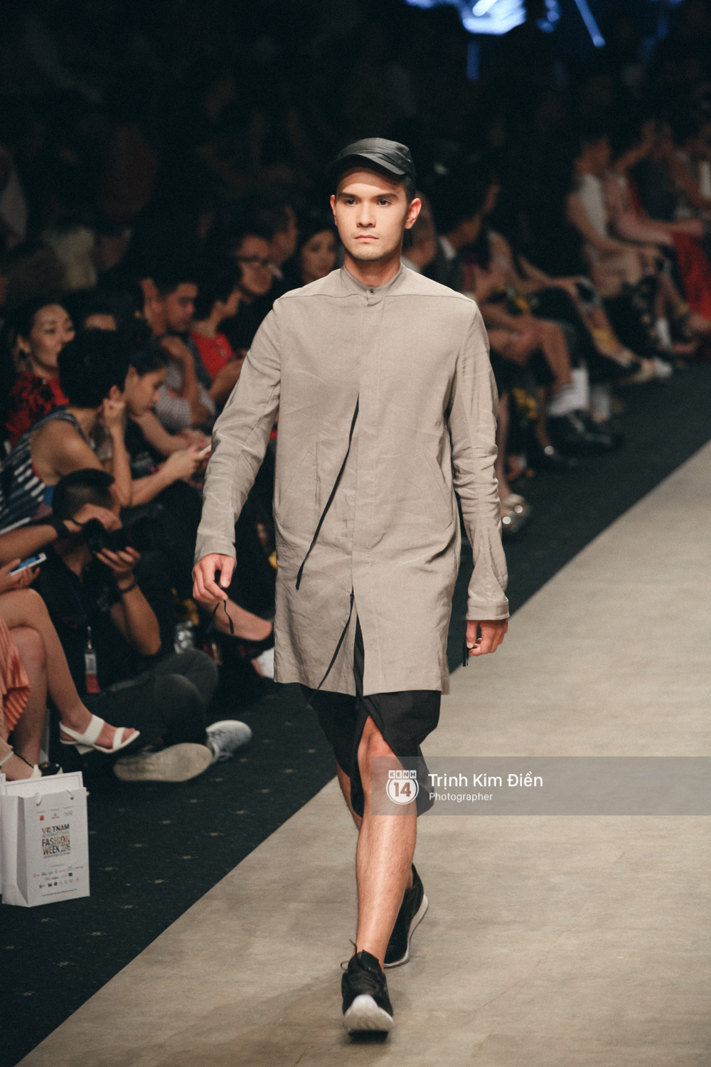 Ngày 1 Tuần lễ thời trang quốc tế Việt Nam: Các NTK đã "chiêu đãi ...