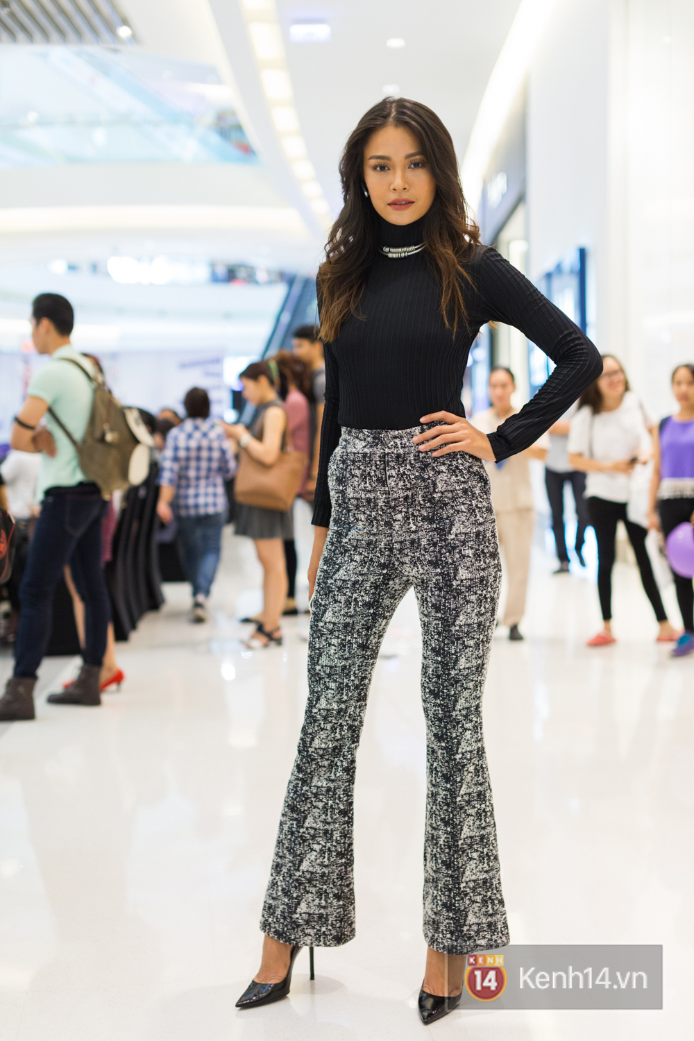 Dàn mẫu Việt "xẻ trên, hở dưới" đi casting Tuần lễ thời trang quốc tế ...