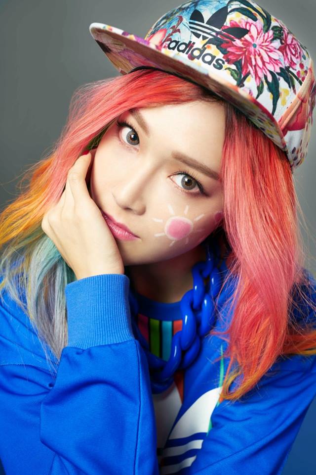 Park Shin Hye trưởng thành quyến rũ, Jessica "cool ngầu" với tóc cầu vồng