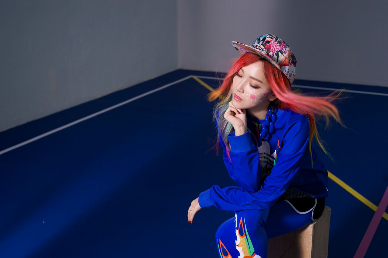 Park Shin Hye trưởng thành quyến rũ, Jessica "cool ngầu" với tóc cầu vồng