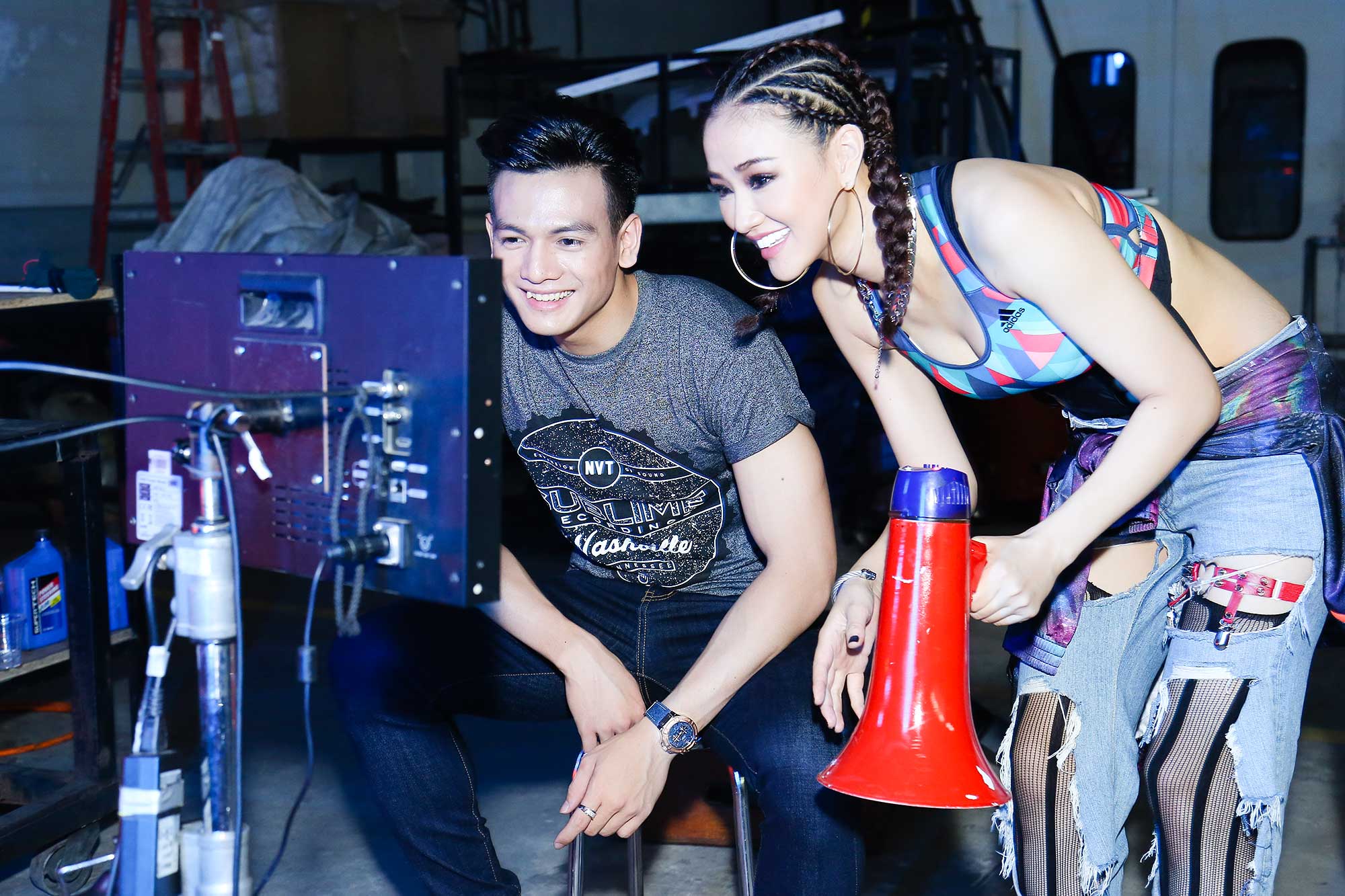 Maya đầu tư 10 bộ trang phục hoành tráng cho MV nổi loạn