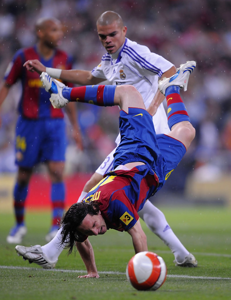 Lộ clip Pepe bị Messi "đánh trộm" ở trận El Clasico