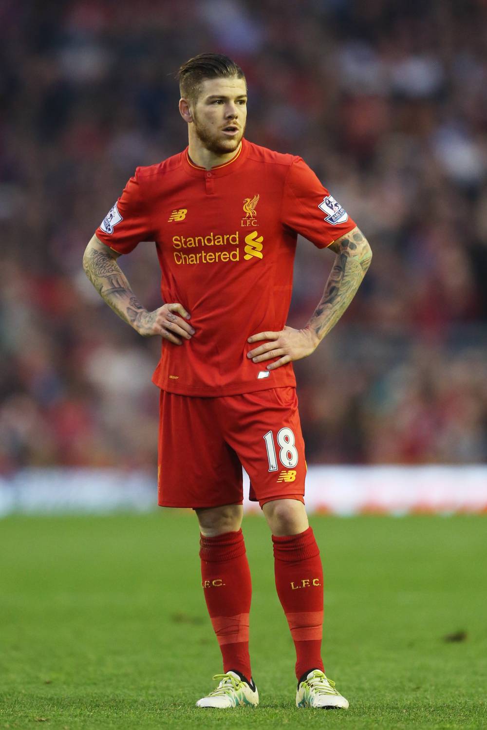 Ngã ngửa với kiểu đưa con đi dạo cực "dị" của sao Liverpool