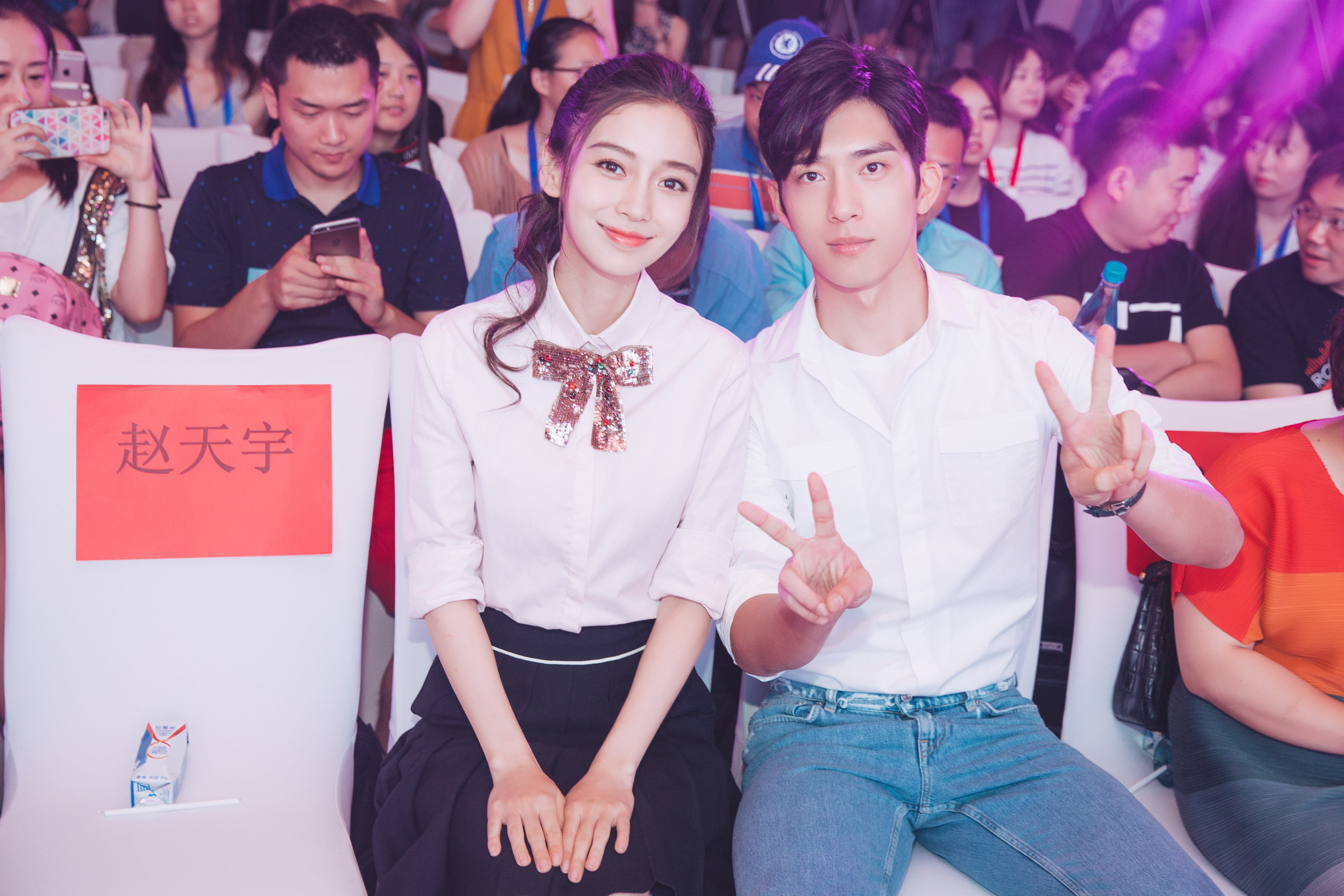 “Bối Vy Vy” Angela Baby tình tứ cùng “Đại Thần” Tỉnh Bách Nhiên