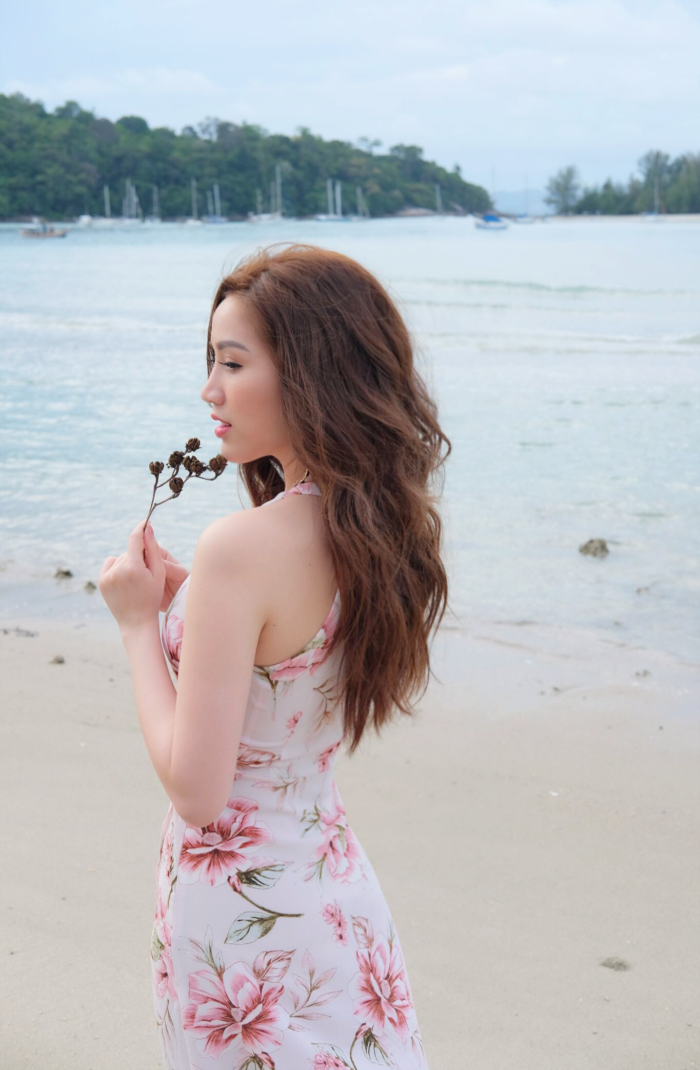 Bảo Thy trượt chân trên dốc đá khi quay MV ở Malaysia