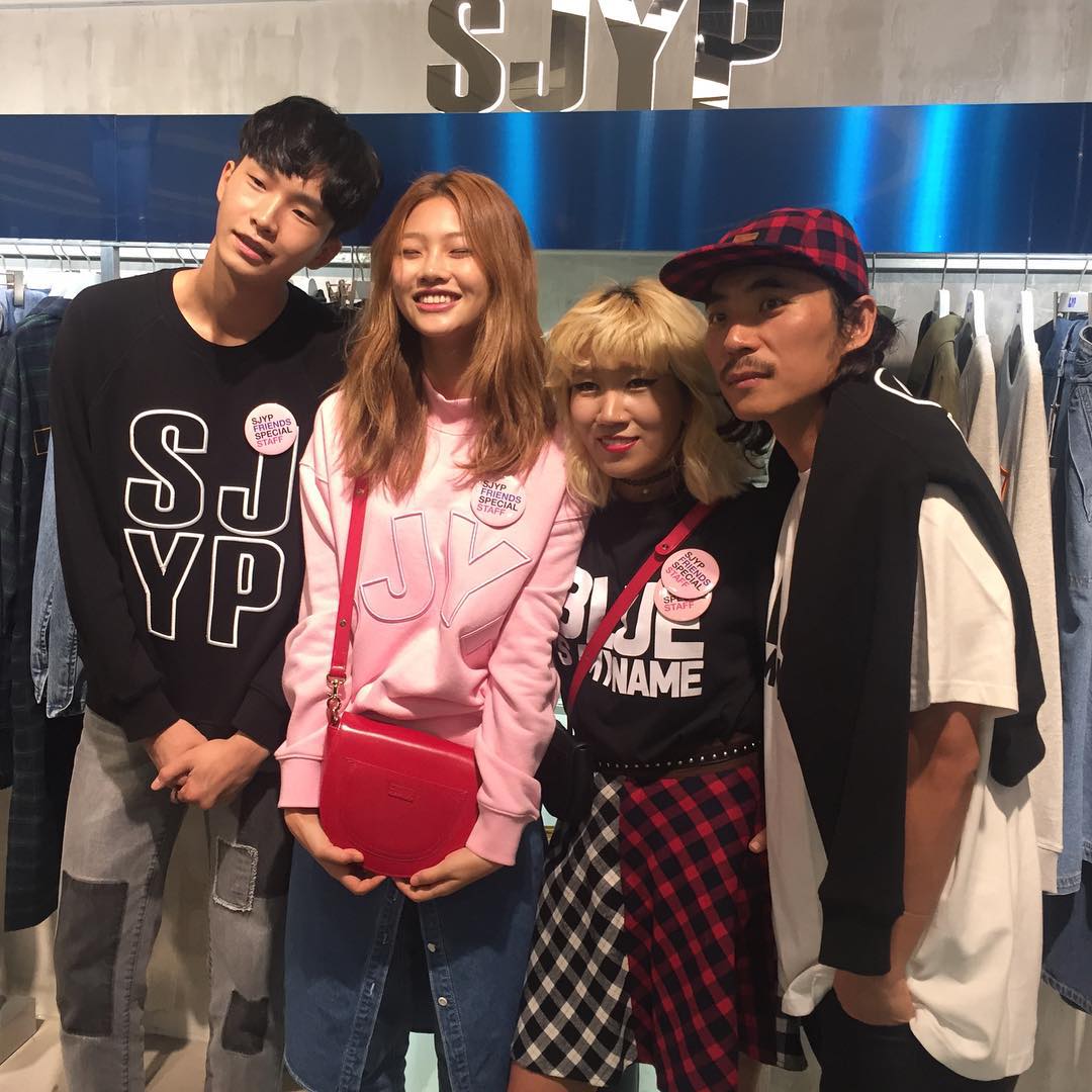 7 thương hiệu đang thống trị street style xứ Hàn vì những logo quá "chất"