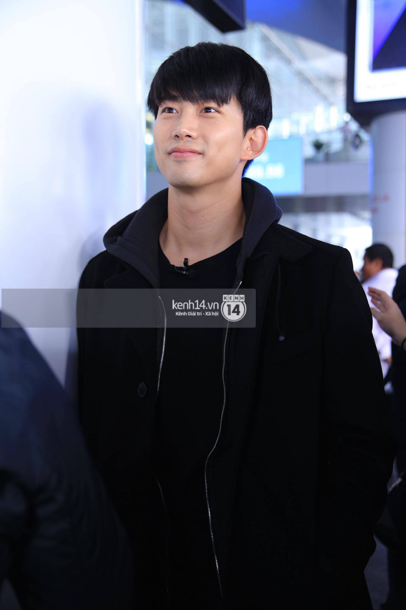 Taecyeon 2PM bị fan vây kín tại Hà Nội