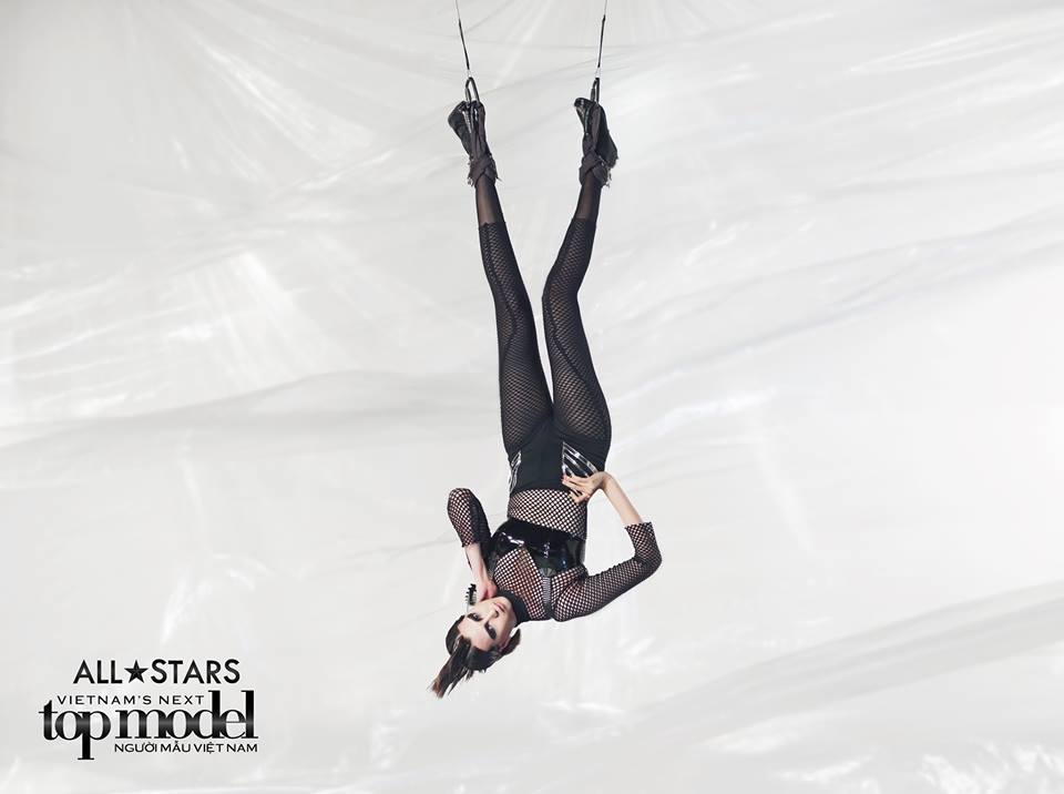 Vietnam's Next Top Model tập 1: Hồng Xuân suýt bị loại vì tăng cân?