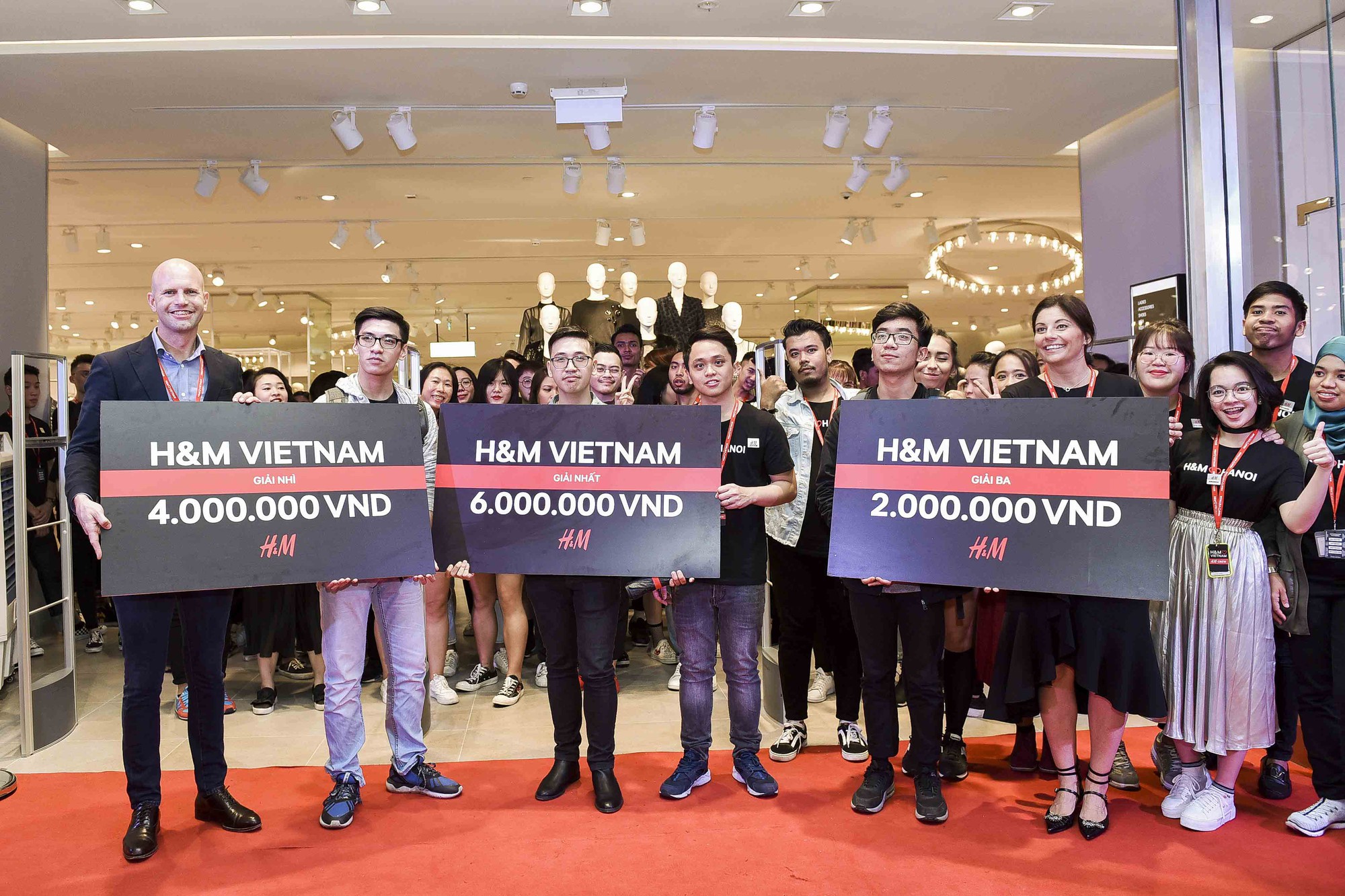 Ngồi lì trước store H&M Hà Nội từ 10h tối hôm trước, cô gái này vẫn lỡ ...