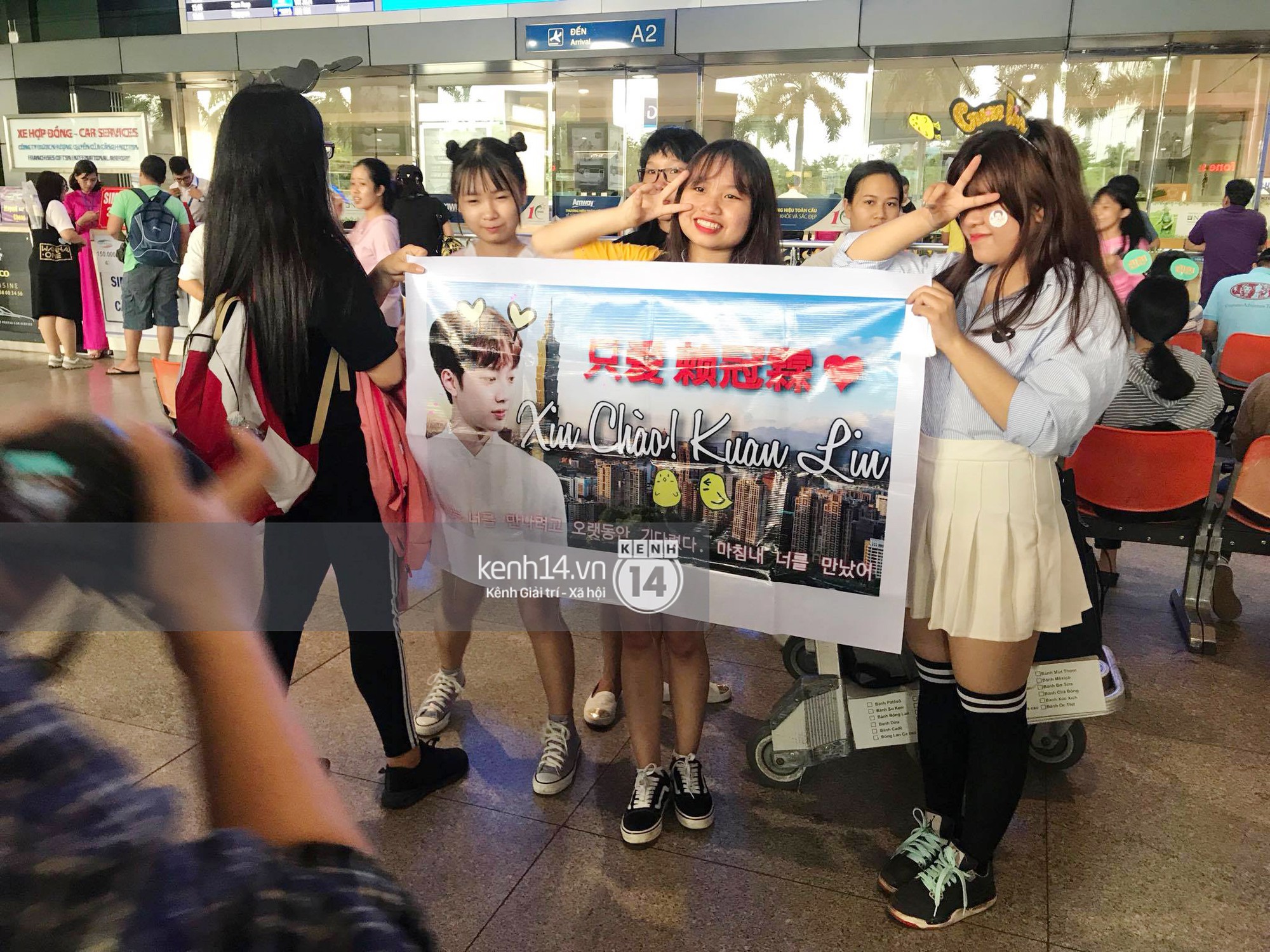 Fan WANNA ONE "chiếm đóng" nửa sân bay Tân Sơn Nhất để đón idol