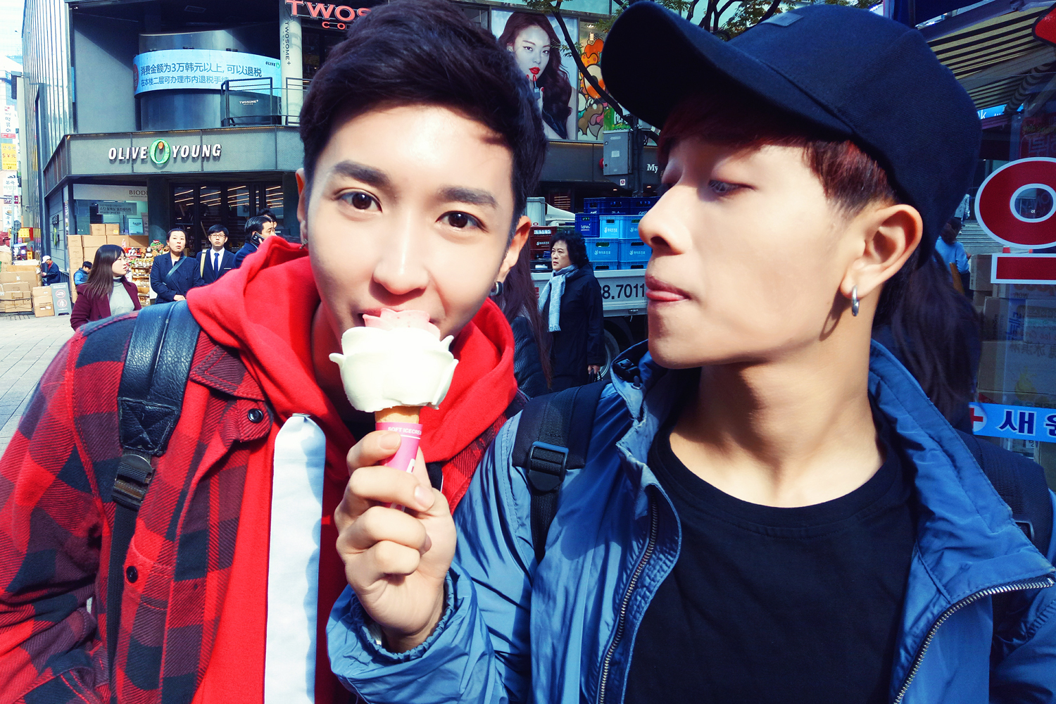 Erik rời Monstar vì chuyện tình cảm bị công ty khiển trách?