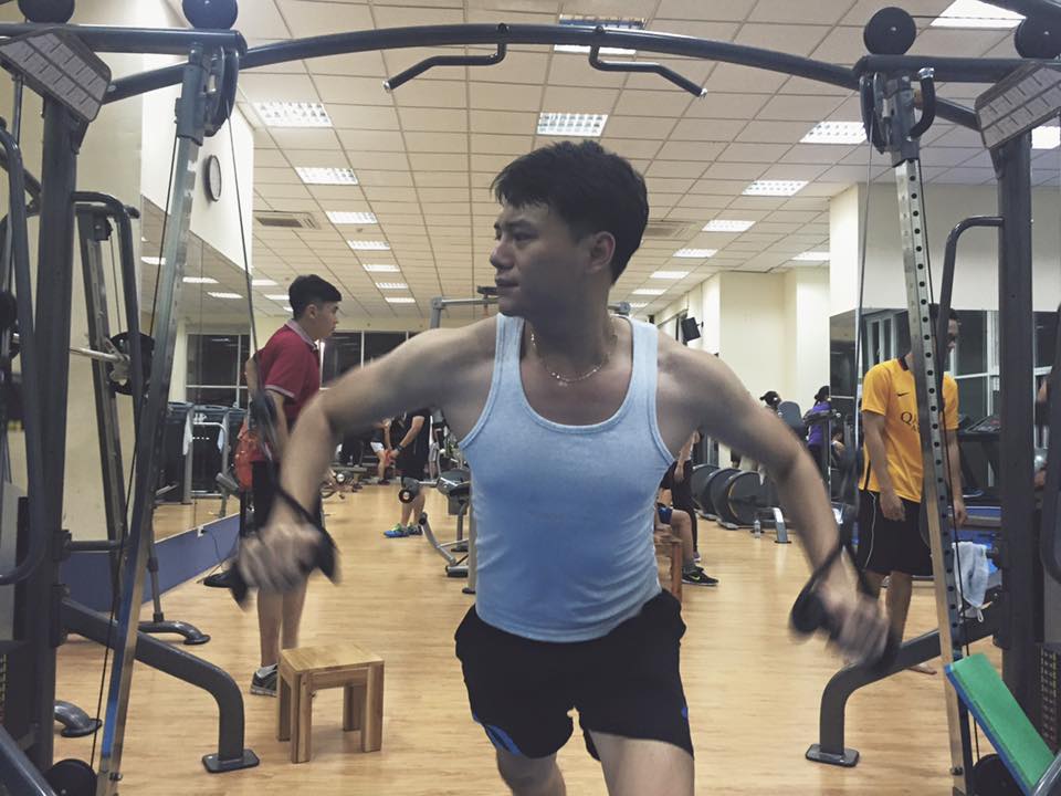 Trên phim body ngấn mỡ thế thôi, ngắm thân hình ngoài đời của nam chính ...