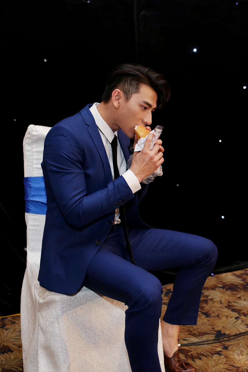 Isaac vã mồ hôi khi "bị tấn công" bởi dàn thí sinh "Vietnam Idol Kids"