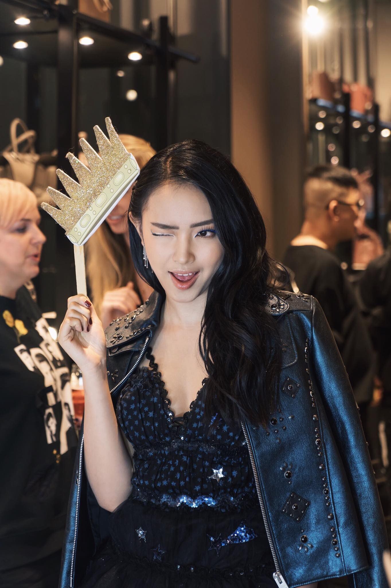 Chi Pu & Quỳnh Anh Shyn cắn răng chịu nóng, mặc lớp trong lớp ngoài đến "xông đất" cho Coach