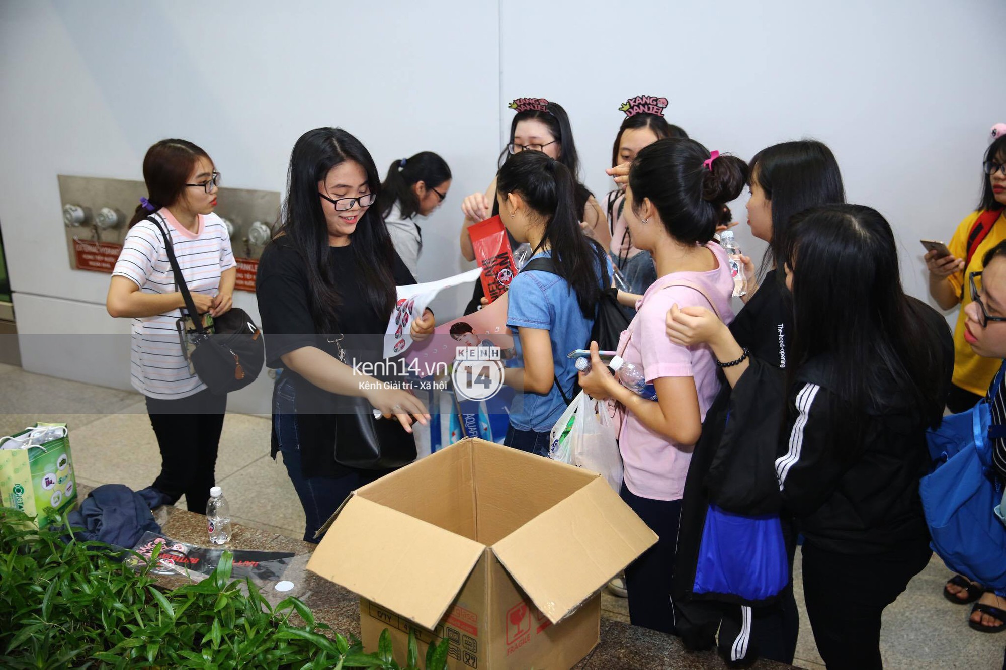 Fan WANNA ONE "chiếm đóng" nửa sân bay Tân Sơn Nhất để đón idol