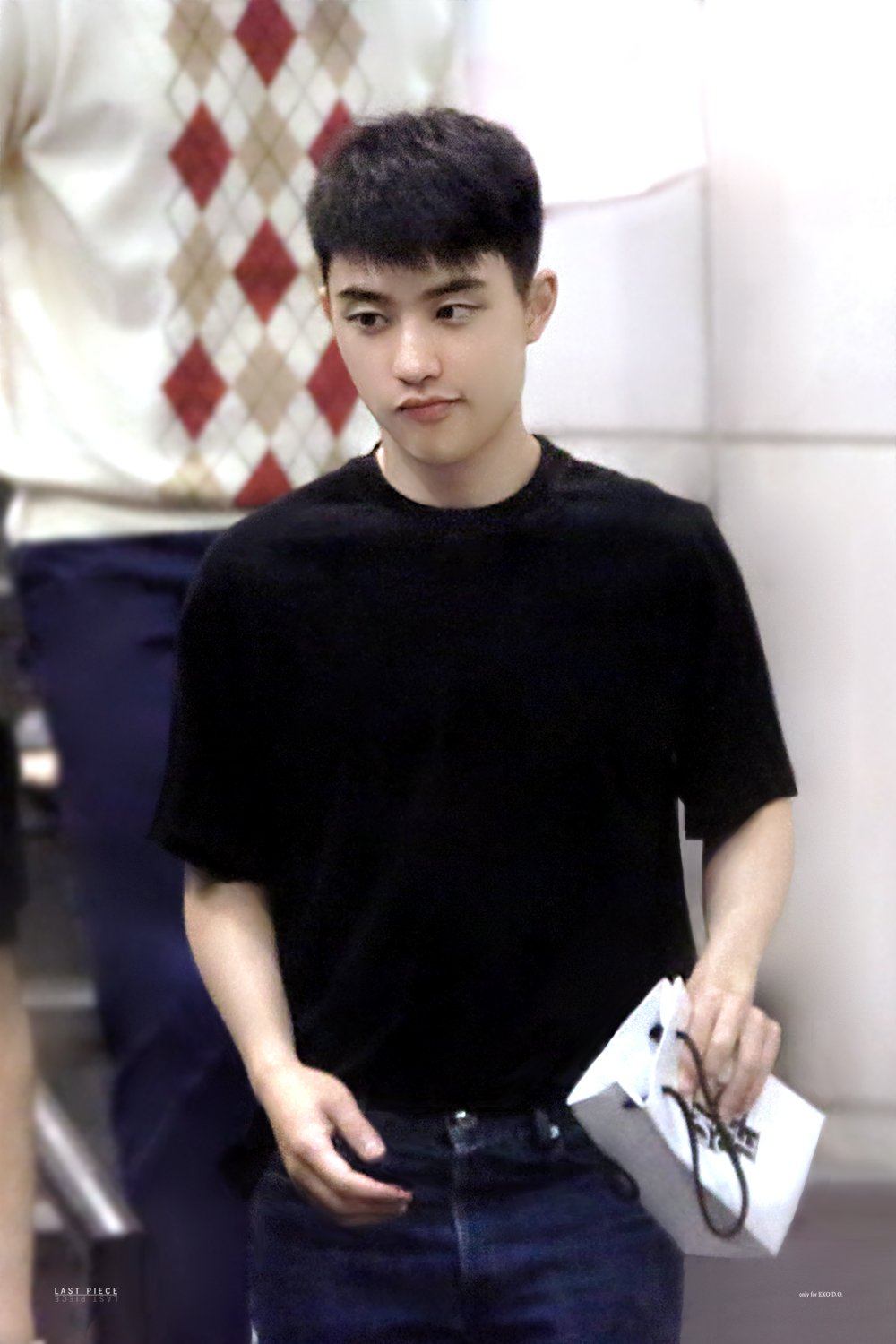 D.O (EXO) khiến người hâm mộ lo lắng khi bị phát hiện đi mua thuốc lá