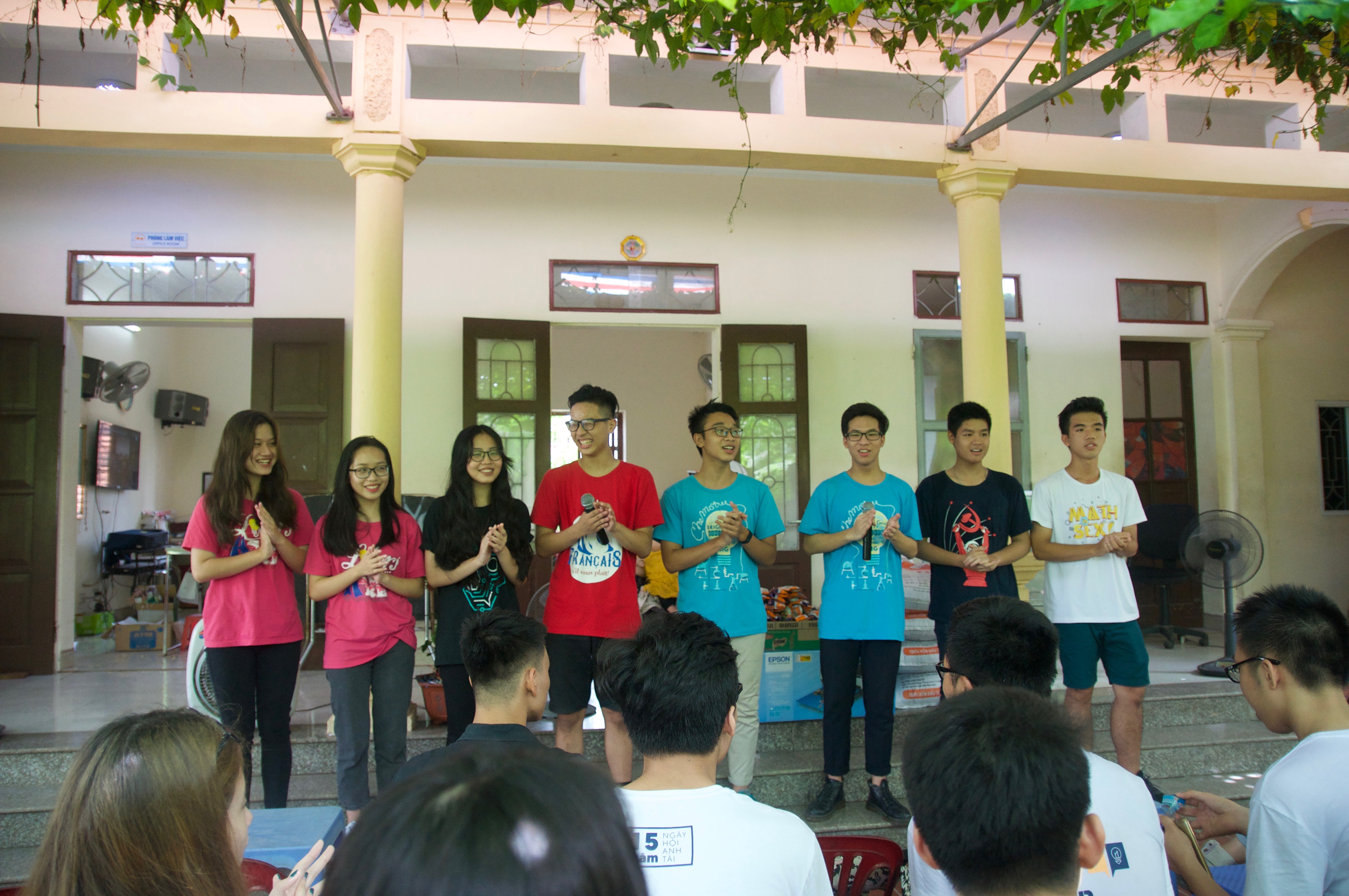 Amser chia sẻ tình thương với cộng đồng trong Ngày Tình Nguyện