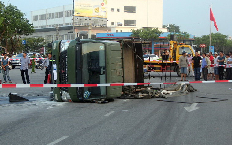 XE CHỞ LỰC LƯỢNG PCCC BỊ LẬT, tin tức Mới nhất Xe chở 26 chiến sĩ PCCC ...