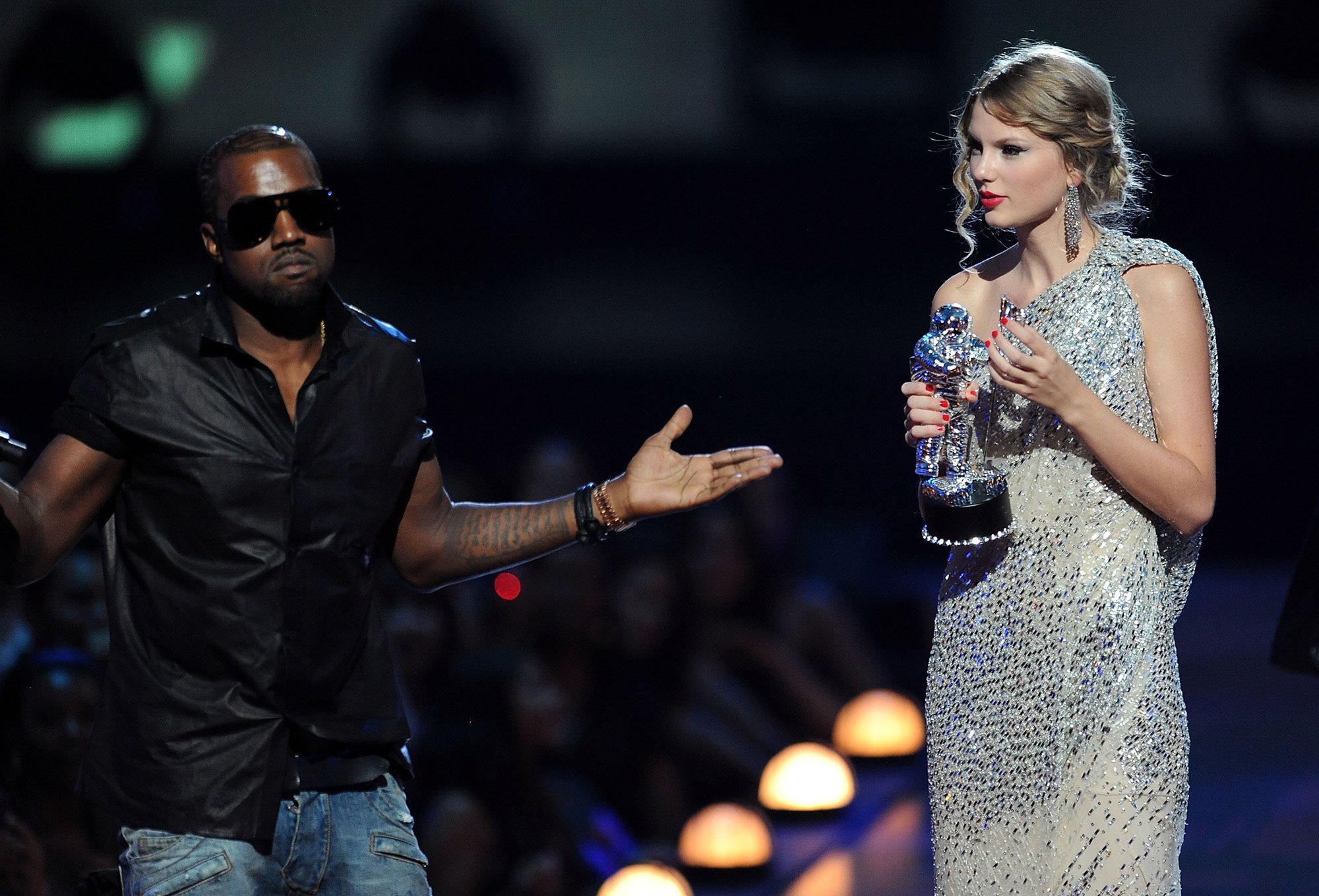 Bài hát mới của Taylor Swift hạ cả danh sách kẻ thù dài dằng dặc