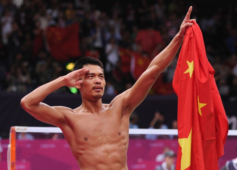Vượt qua bê bối ngoại tình, Lin Dan tình cảm bên vợ mừng 100 ngày con trai