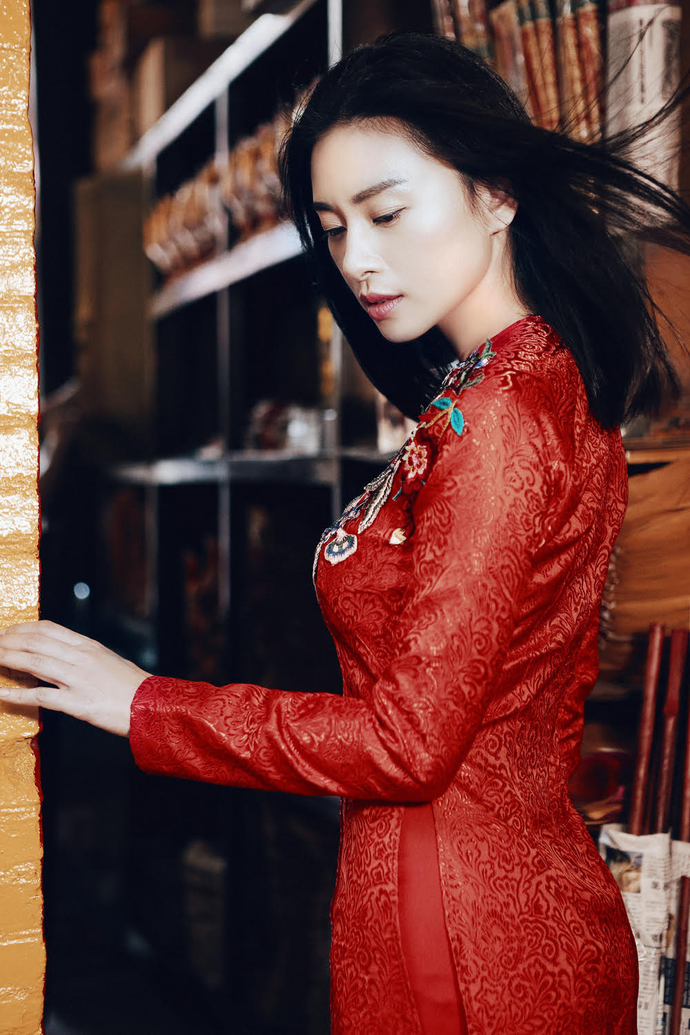 Tạm quên hình ảnh "đả nữ" đi, Ngô Thanh Vân diện áo dài dịu dàng và ...