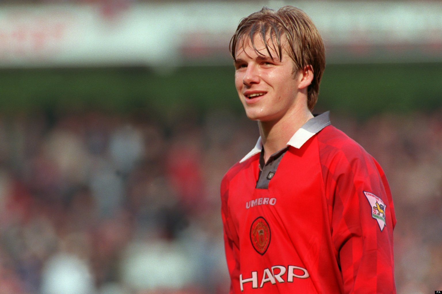 Suốt 18 năm, vợ chồng Beckham vẫn luôn nắm chặt tay nhau trên hành ...