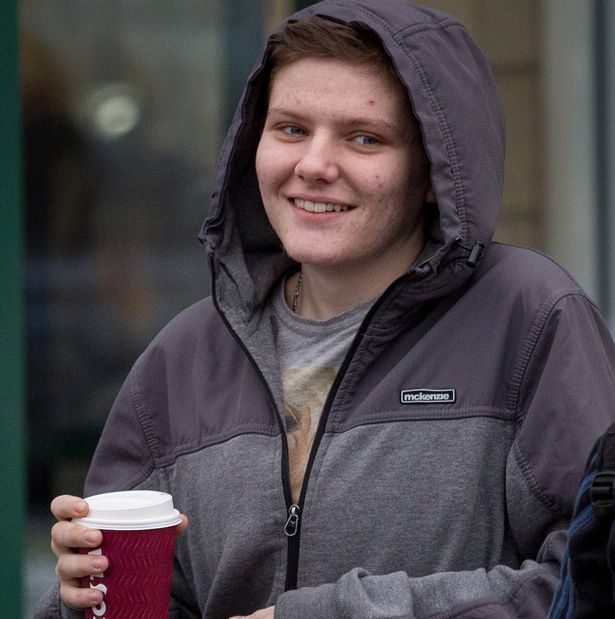 Chàng trai mang thai đầu tiên ở Anh bị dọa giết