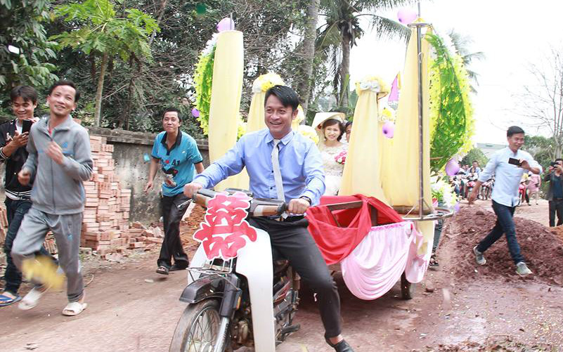 XE KÉO LÚA TỰ CHẾ, tin tức Mới nhất Không cần xế sang, chú rể đã "rước ...