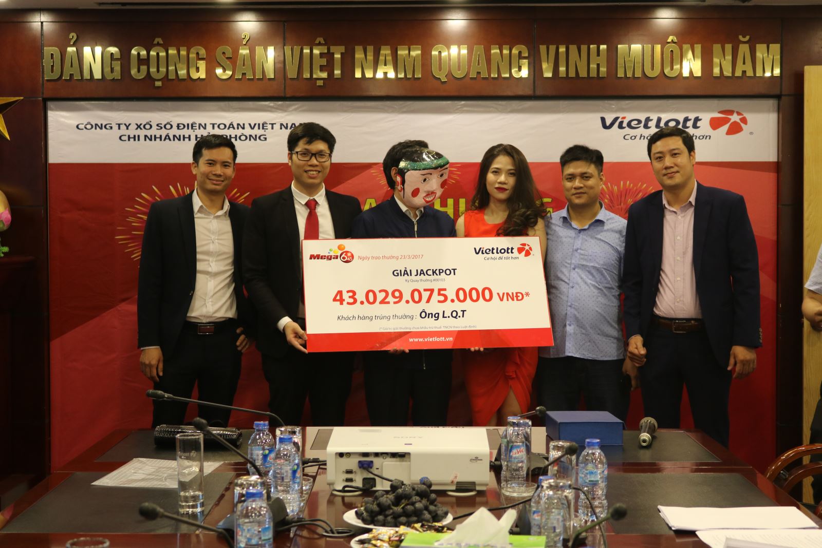 Thanh niên đeo mặt nạ chú tễu đến nhận giải độc đắc 43 tỷ đồng