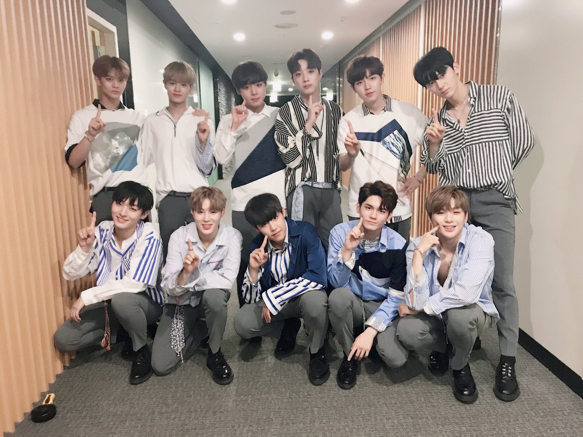 Fan Wanna One thu thập chữ ký phản đối việc tan ra nhóm